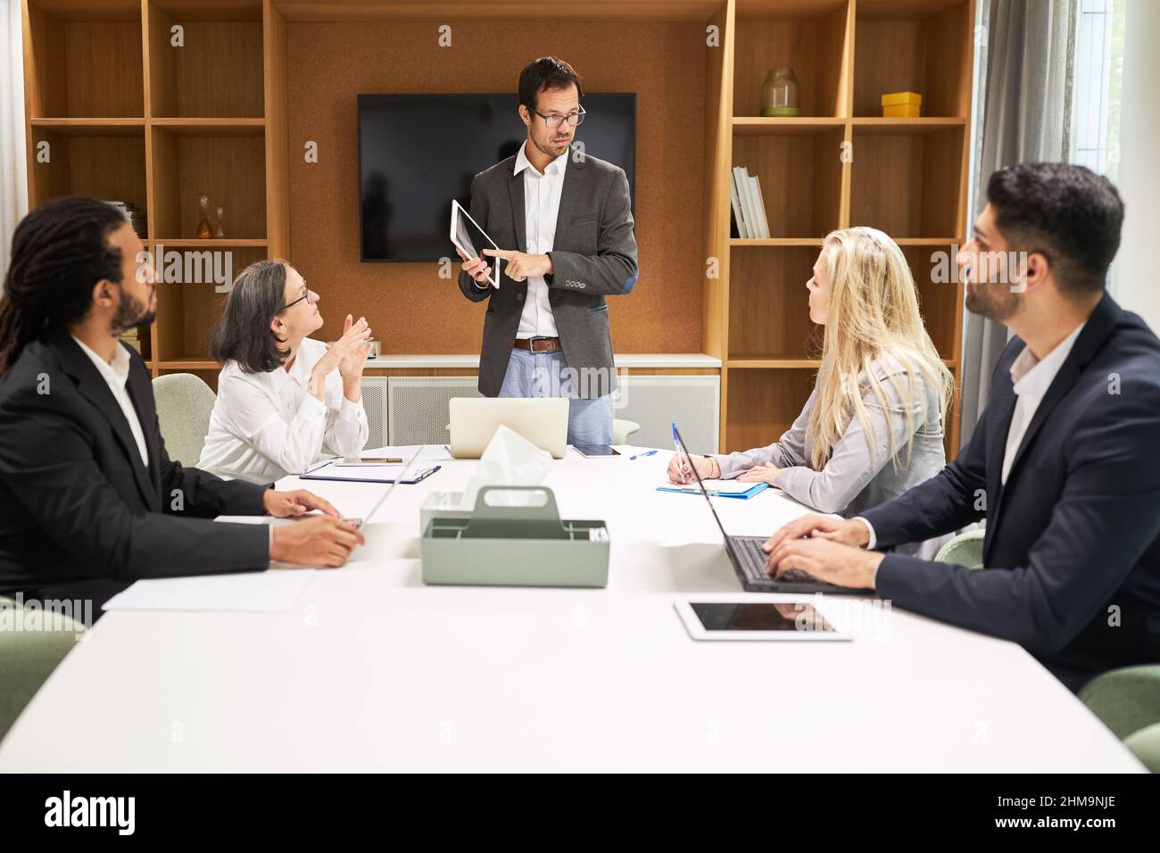 People lecture hi-res stock photography and images - Alamy