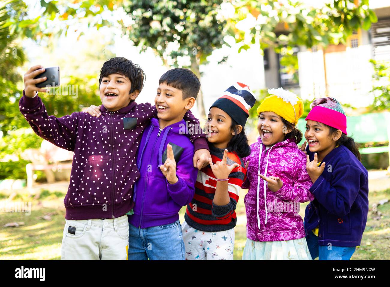Smiling indian kids hi-res stock photography and images - Alamy