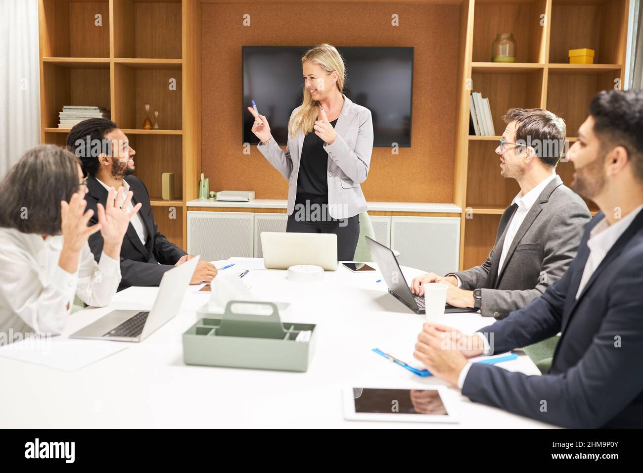 Young business woman gives a presentation or presentation to the team ...