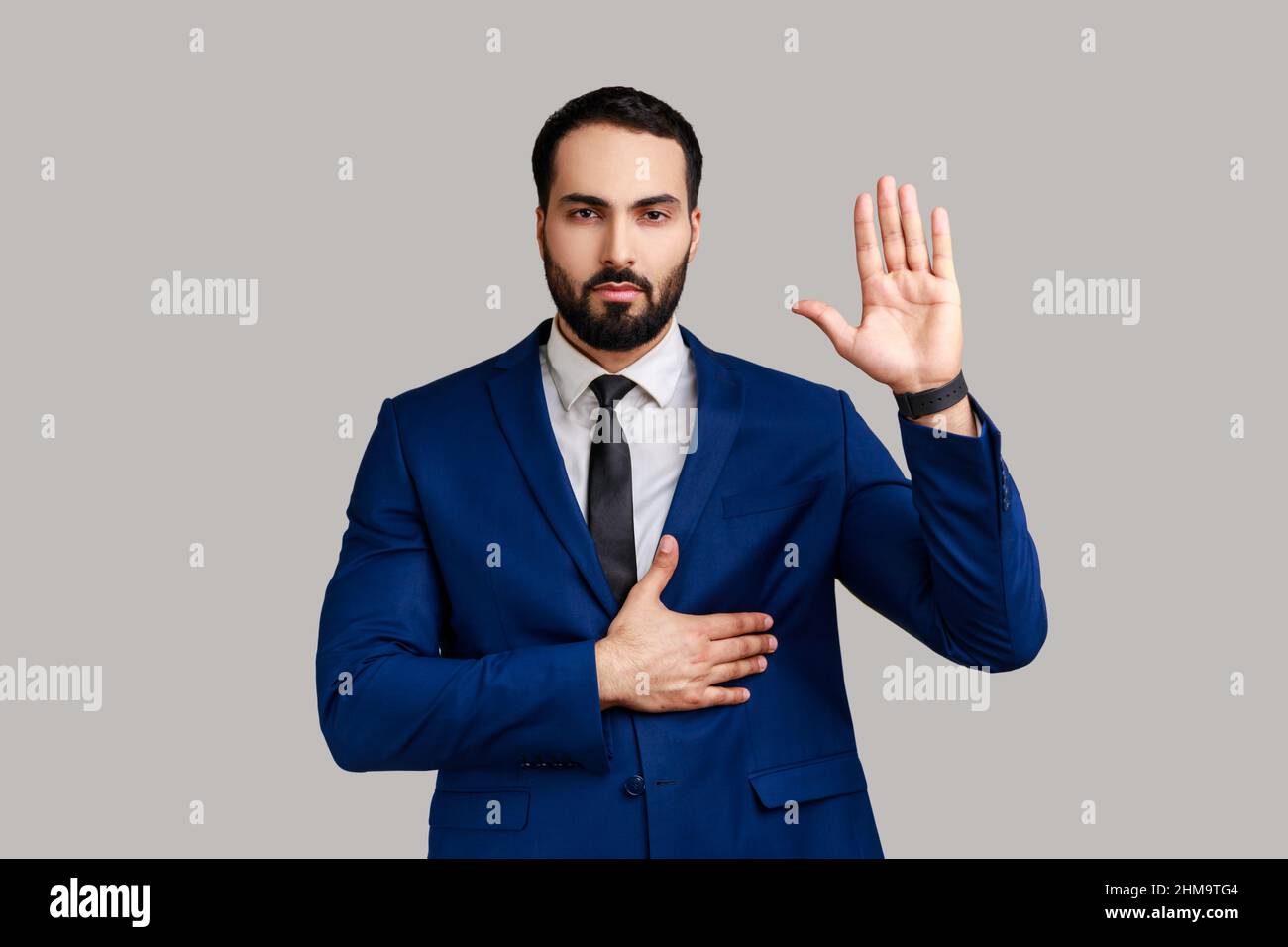 Man raising hand swearing hi-res stock photography and images - Alamy