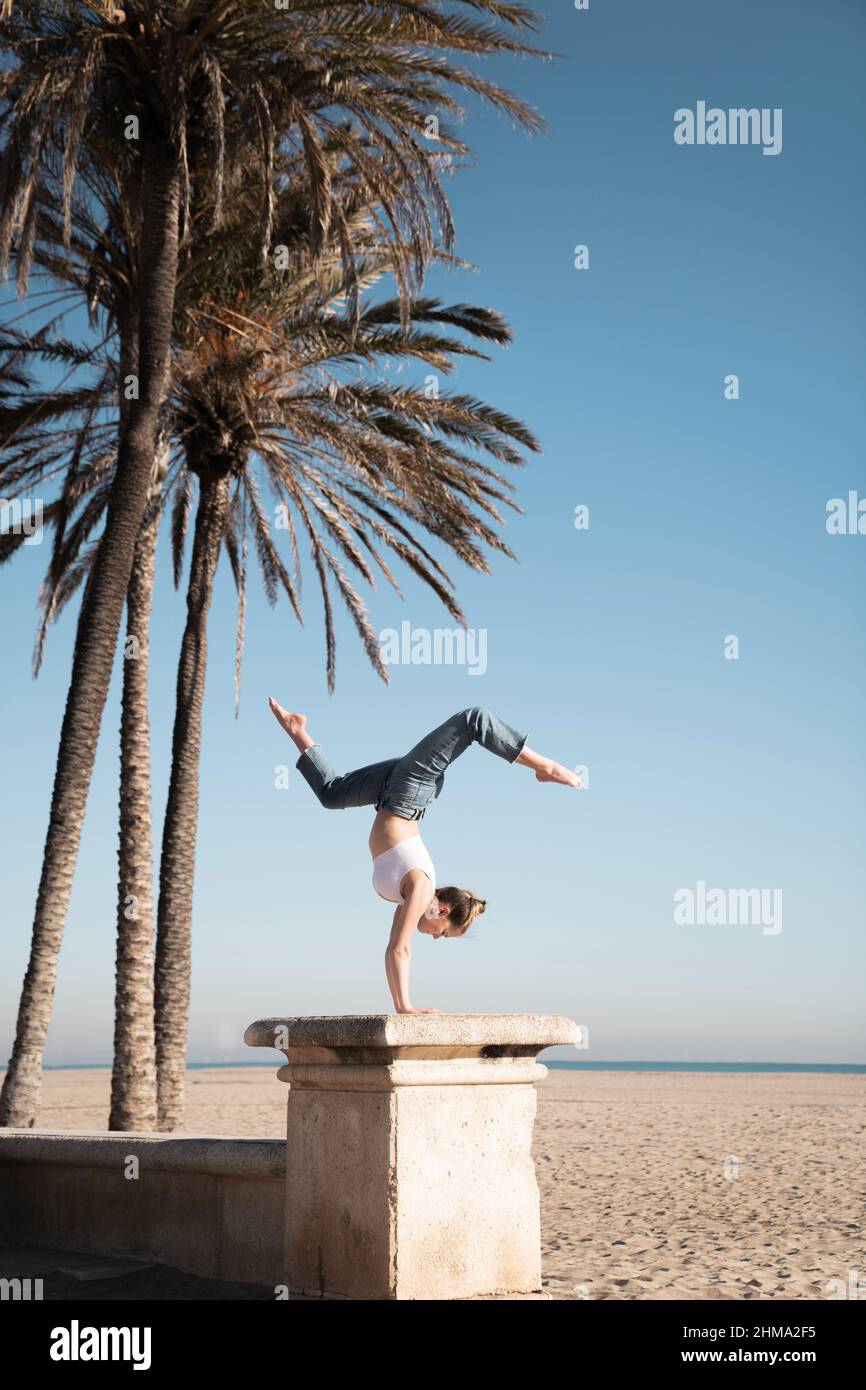 Sea headstand hi-res stock photography and images - Alamy
