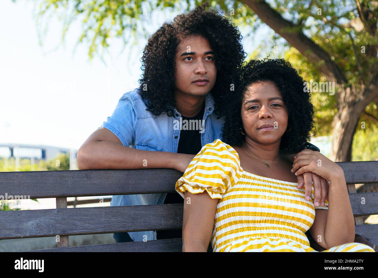 Girlfriend boyfriend sitting on bench hi-res stock photography and ...