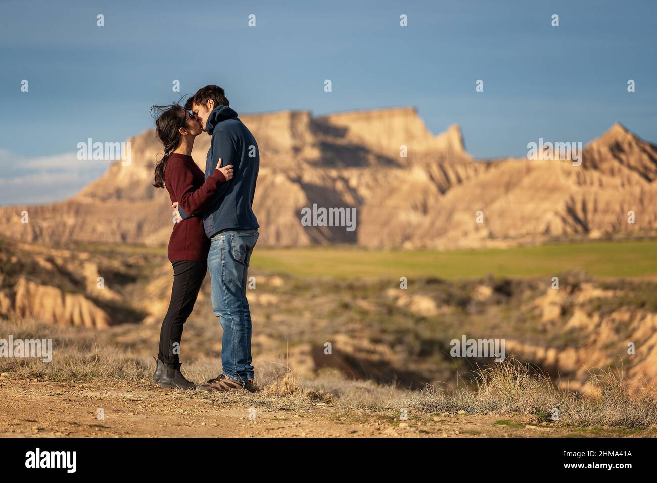 Couple full body kissing hi-res stock photography and images - Alamy
