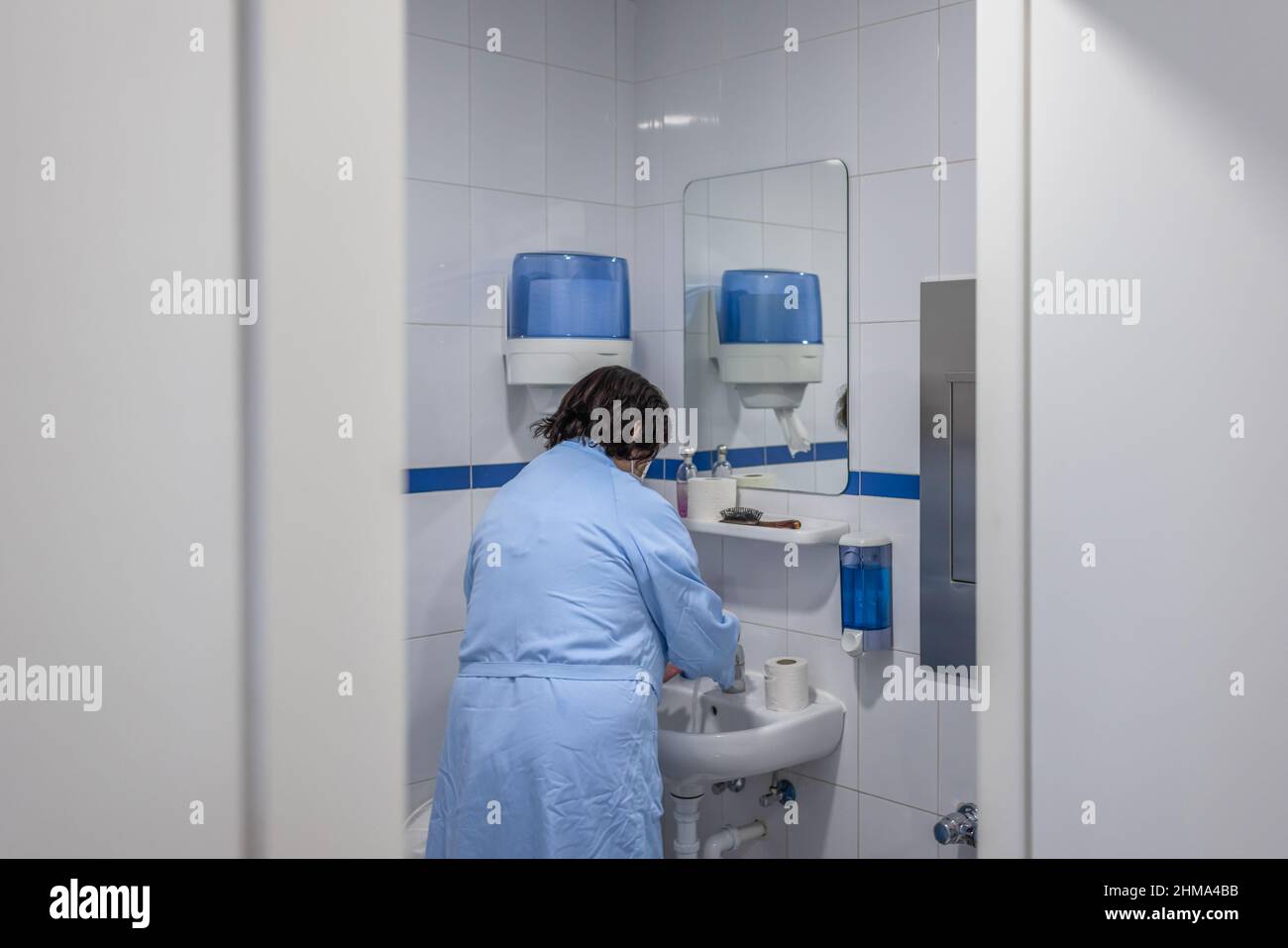 Washing hands hospital ward hi-res stock photography and images - Alamy