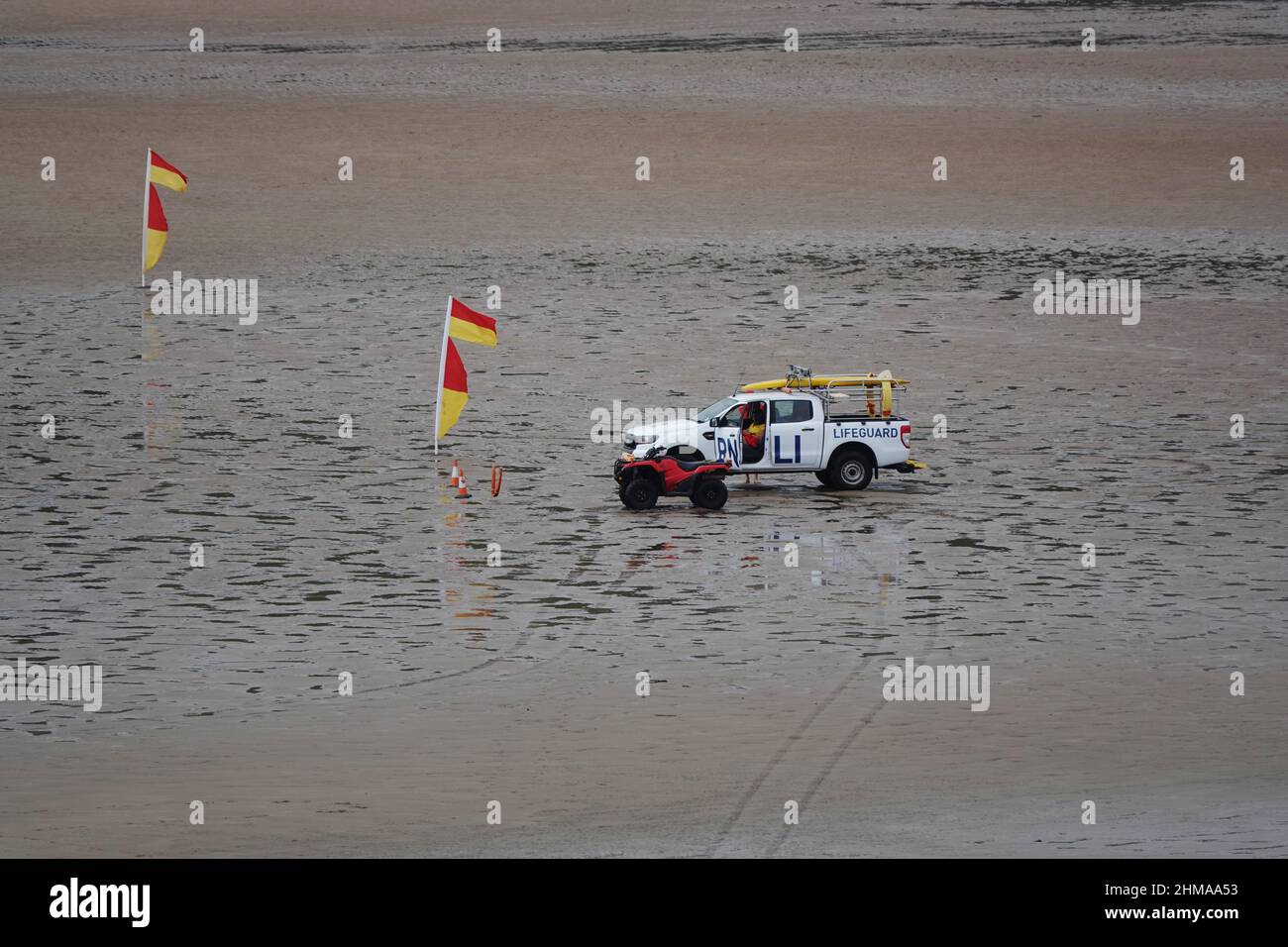 Rnli vehicle safety flag beach hi-res stock photography and images - Alamy