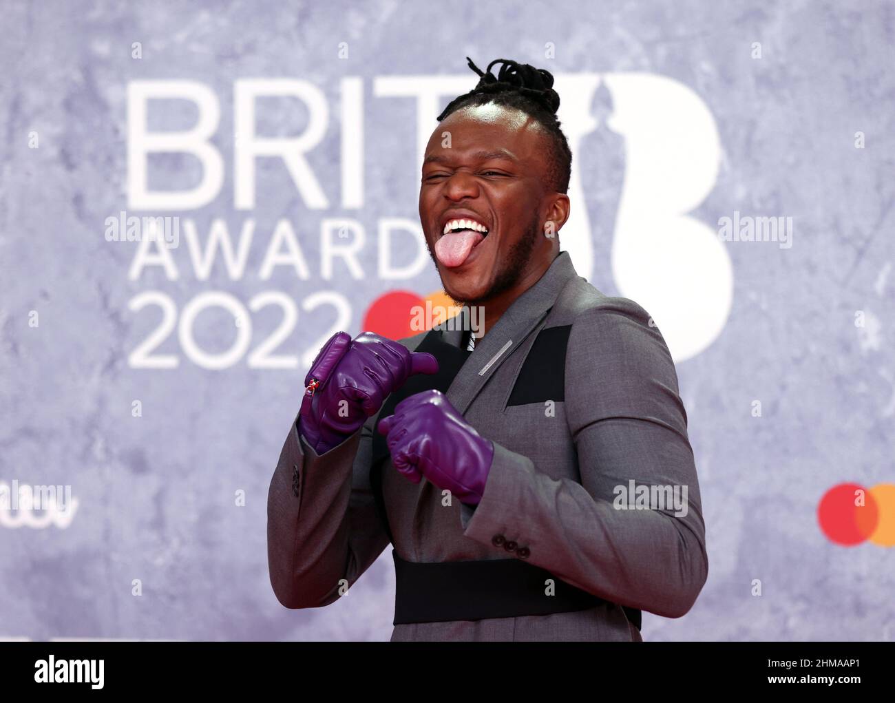 Ksi poses hi-res stock photography and images - Alamy