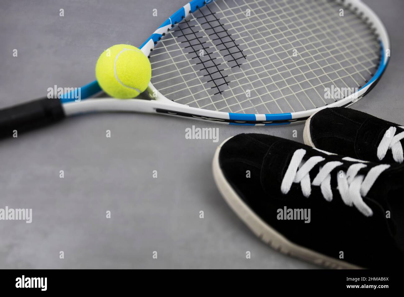 Tennis ball on racket strings hi-res stock photography and images - Alamy
