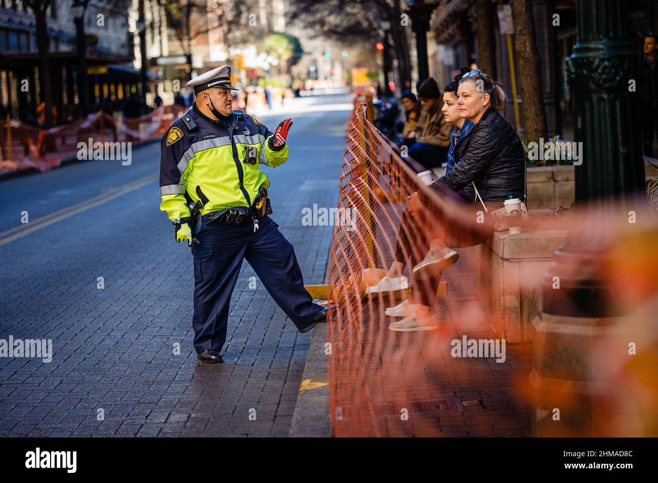 san antonio police office talking with parade spectators Stock Photo ...