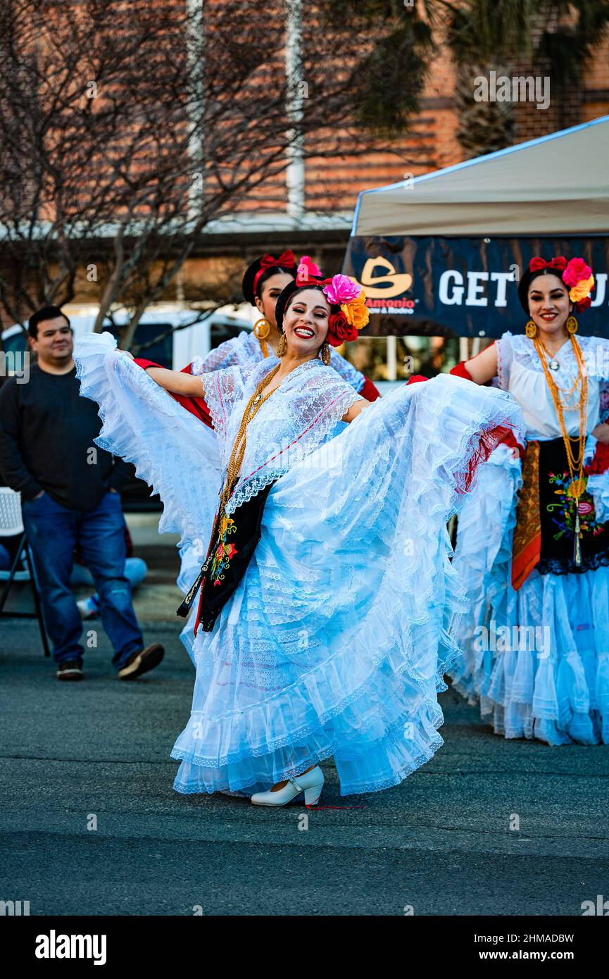 Folklorico dancers hi-res stock photography and images - Alamy