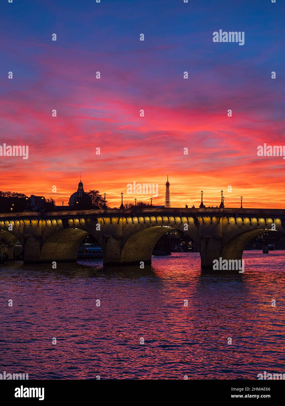 Pont neuf bridge river seine night view hi-res stock photography and ...