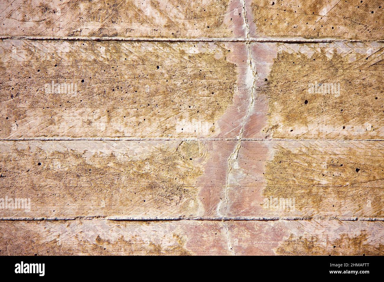 Damaged reinforced concrete wall with cracks Stock Photo - Alamy