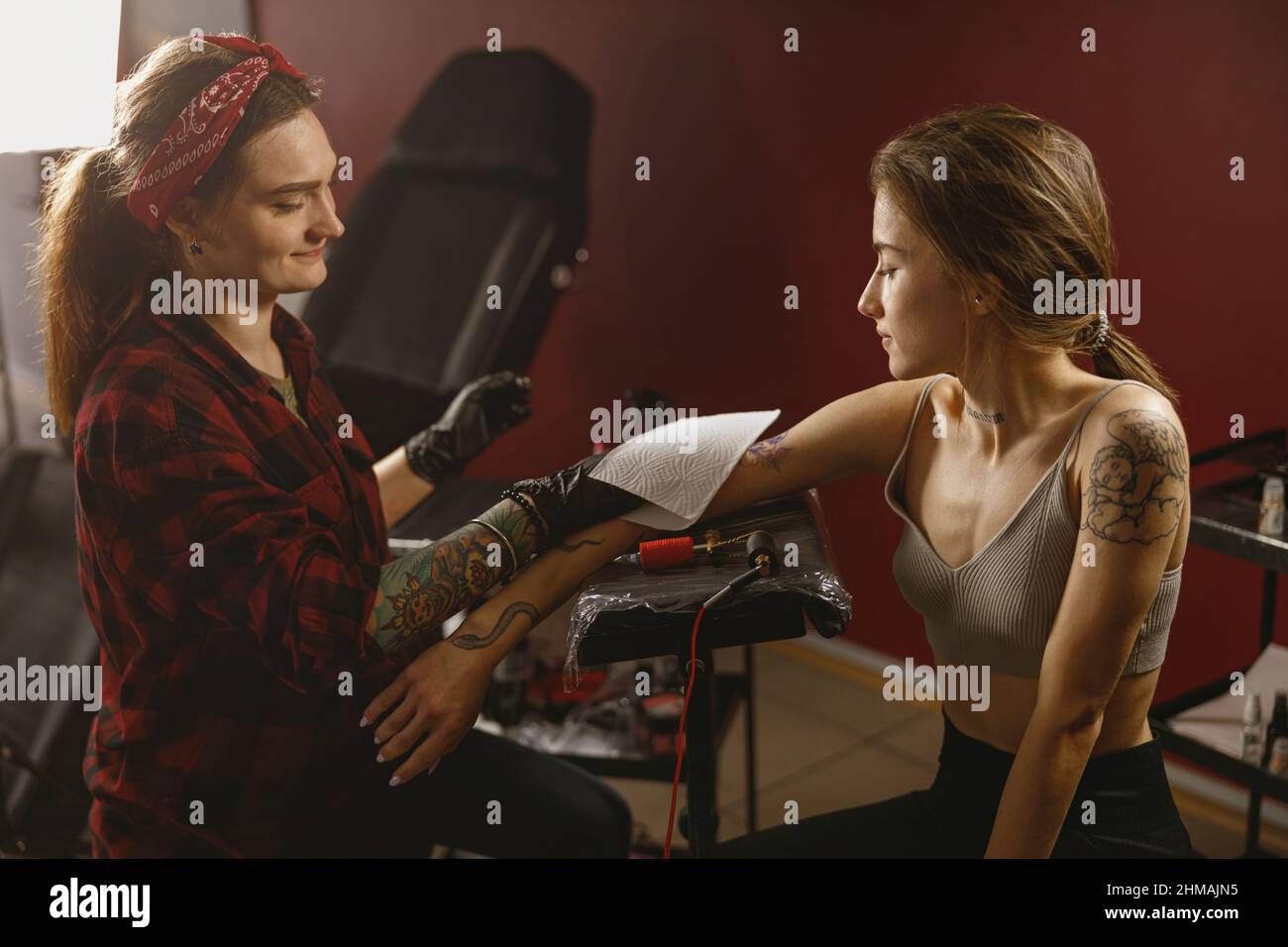 Woman tattoo parlor hi-res stock photography and images - Alamy