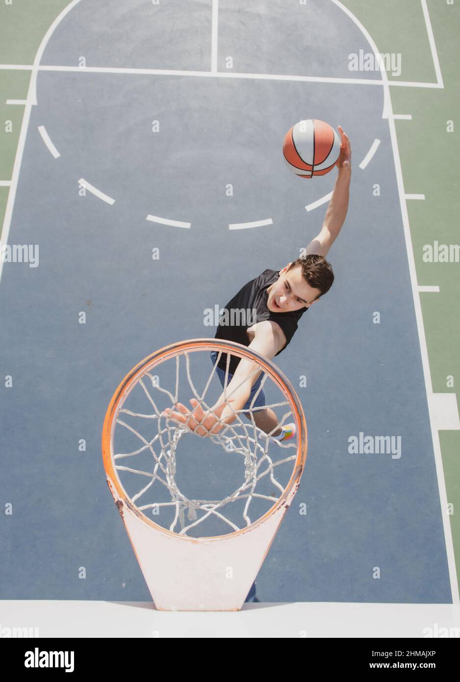 American basketball player scoring a slam dunk Stock Photo - Alamy