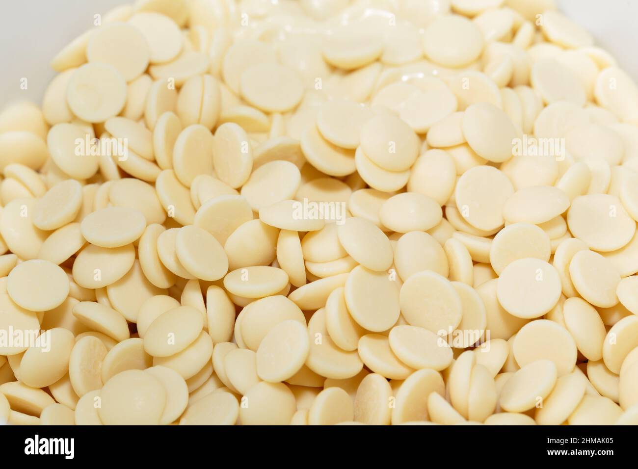 Background texture of white chocolate chips. Close-up Stock Photo - Alamy