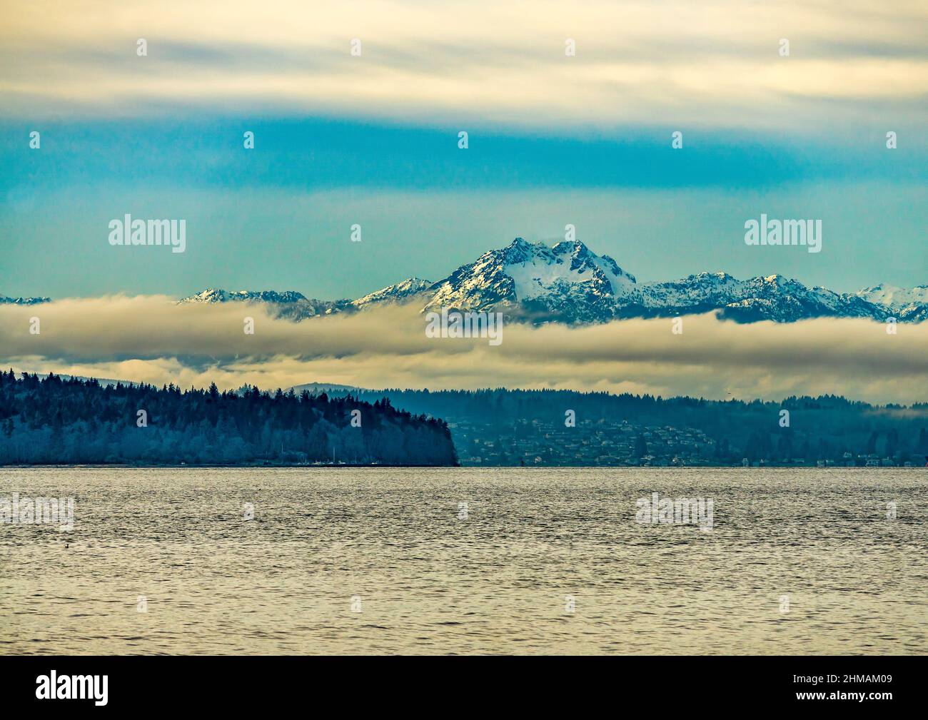 The Olympic Mountain range in Washington State and the Puget Sound ...