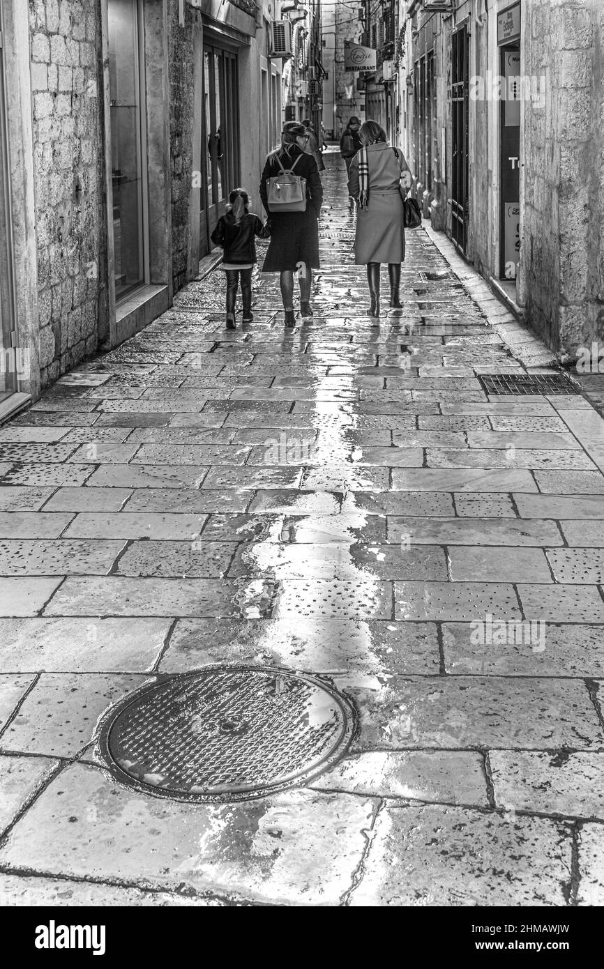 Town in the rain Black and White Stock Photos & Images - Alamy