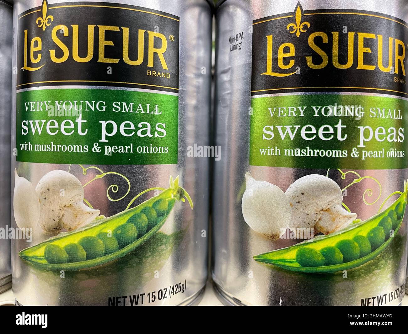 Grovetown, Ga USA - 01 01 22: Retail Grocery store shelves Le Sueur ...