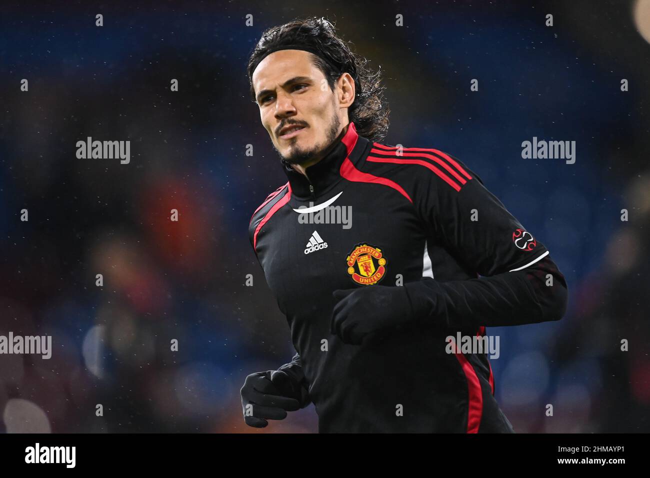 Edinson Cavani #21 of Manchester United during the pre-game warmup ...