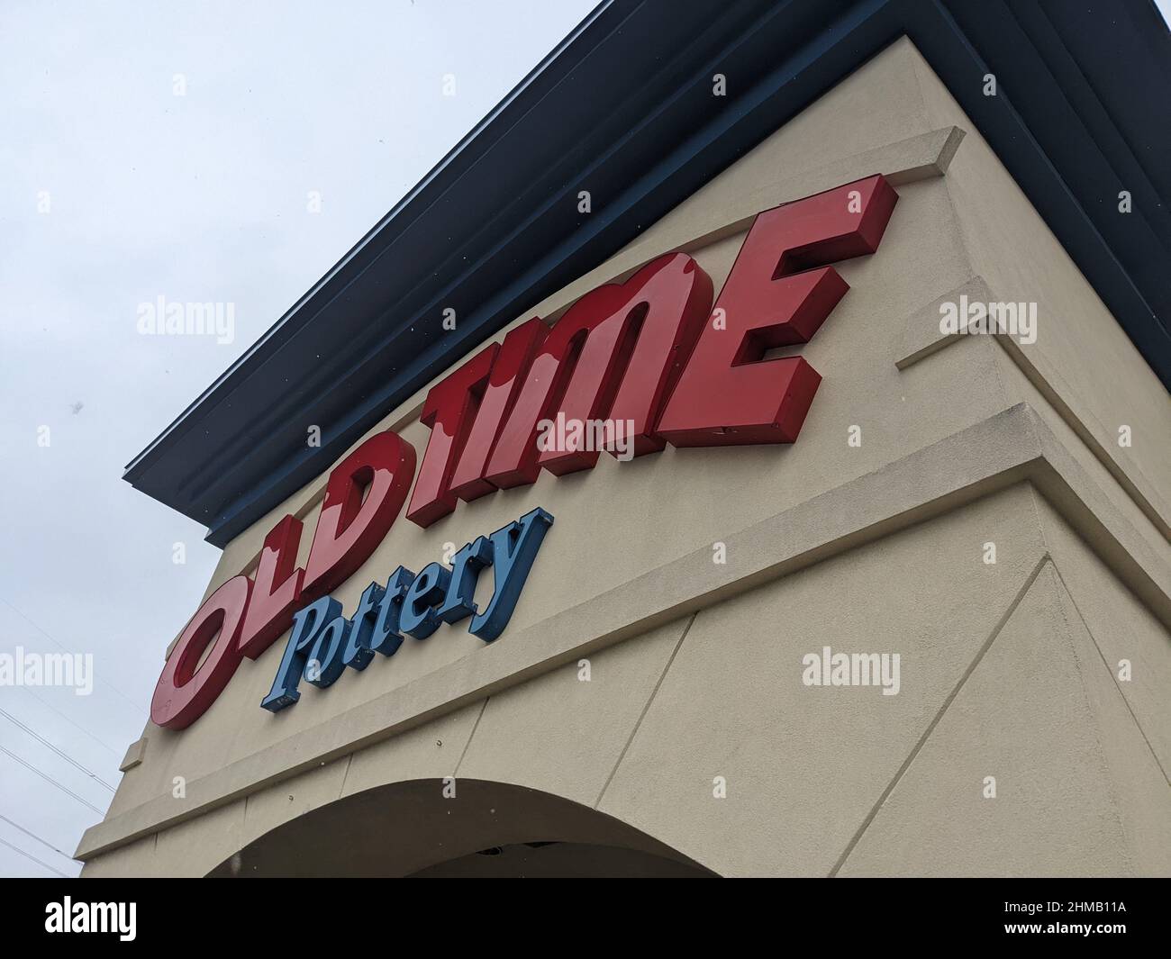 Symbol of Old Time Pottery symbol on a building Stock Photo - Alamy