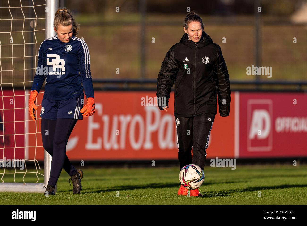 Rotterdam - (l-r) Goalkeeper Jill Duijzer of Feyenoord Vrouwen 1, Manon ...