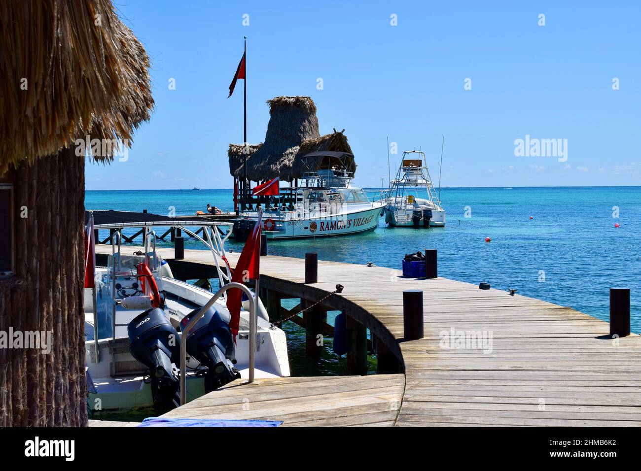Tiki huts hi-res stock photography and images - Alamy