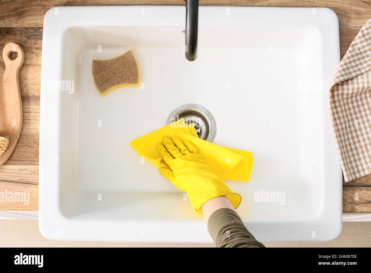 Wiping the sink hi-res stock photography and images - Alamy