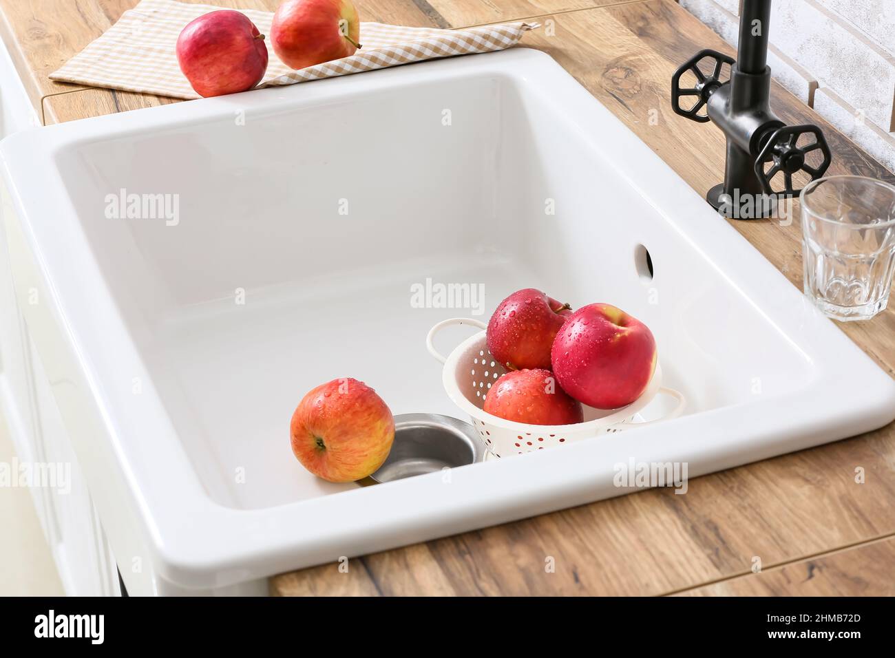 Wash apples in sink hi-res stock photography and images - Alamy
