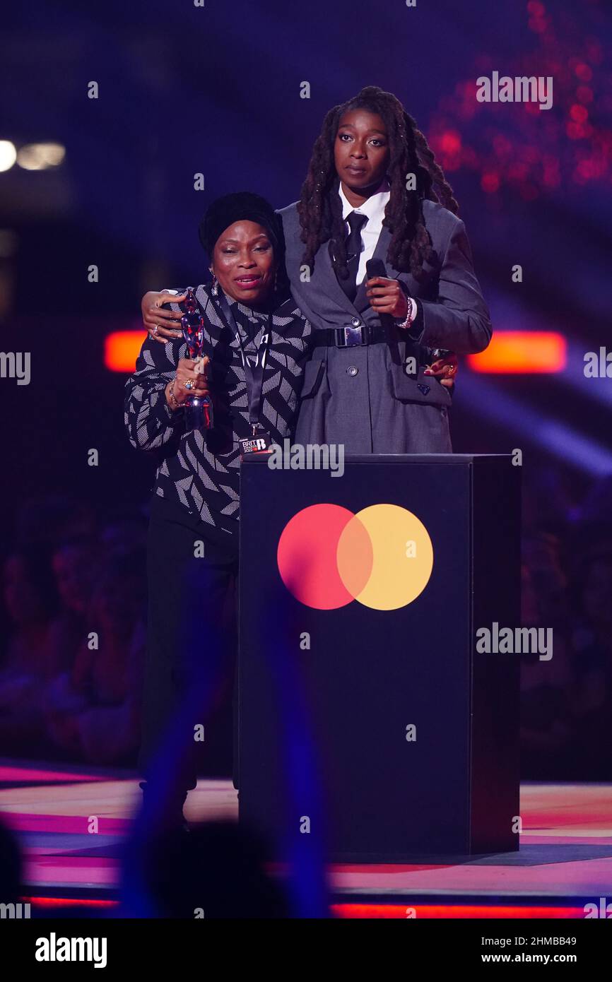 Little Simz receives the award for Best New Artist with her mum during ...