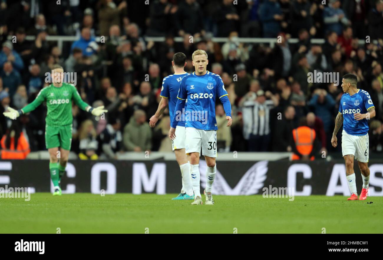 Everton jordan pickford michael keane hi-res stock photography and ...