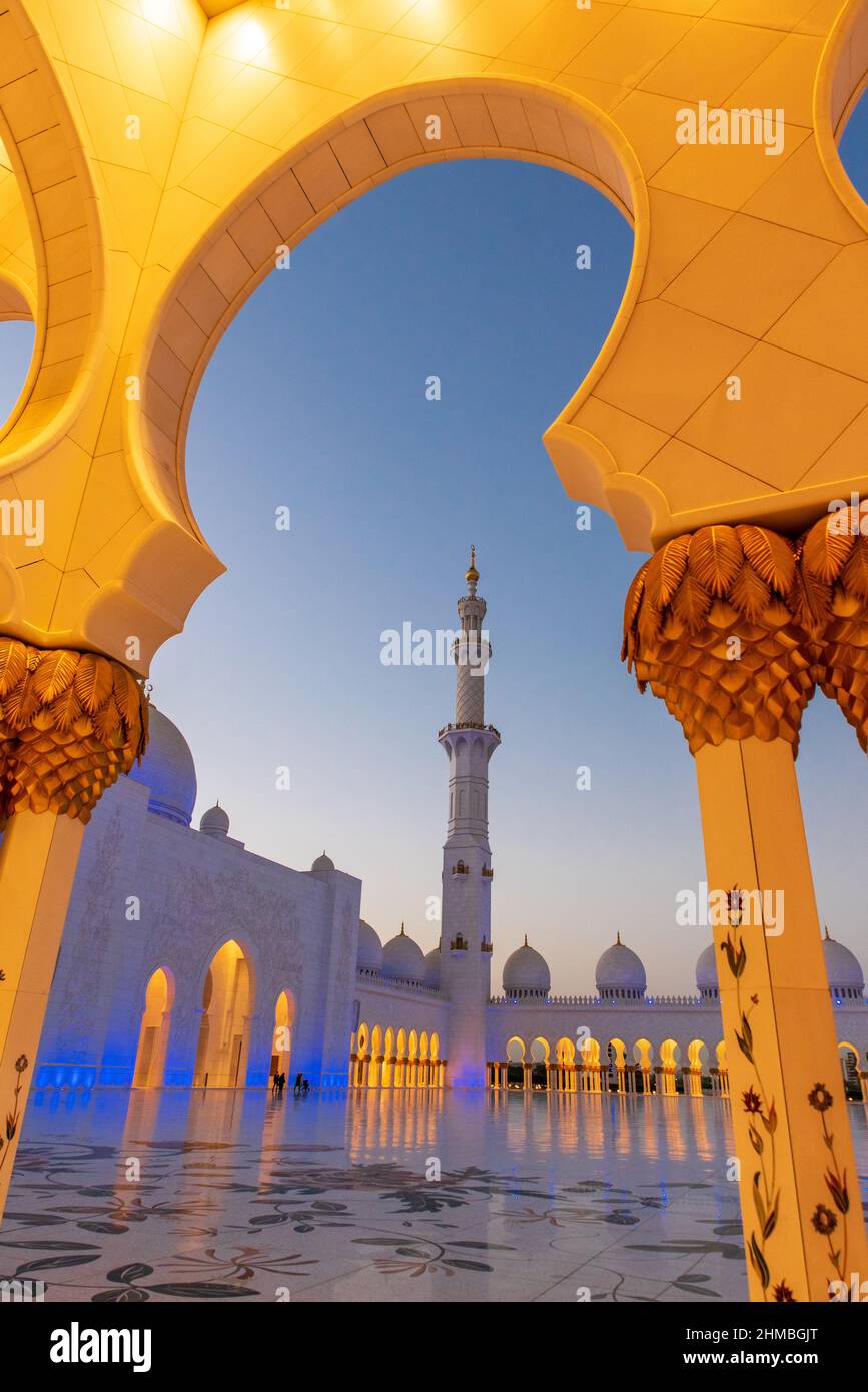 View of Sheikh Zayed Grand Mosque Stock Photo - Alamy