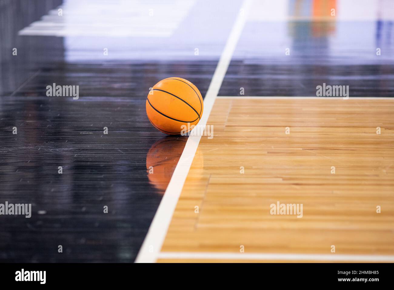 Basketball scoreboard fans hi-res stock photography and images - Alamy