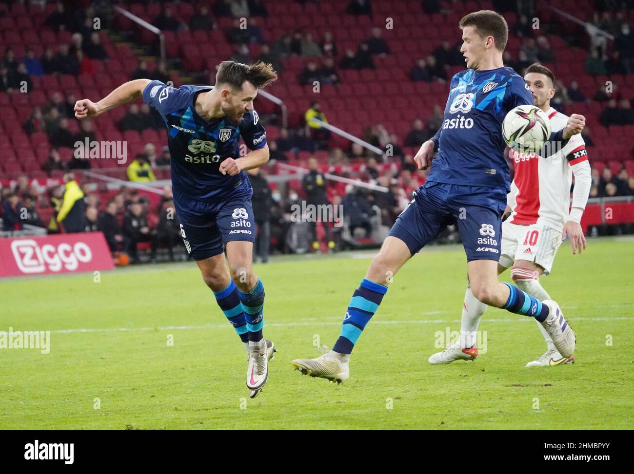Orestis Kiomourtzoglou of Heracles and Lucas Schoofs (R) during ...