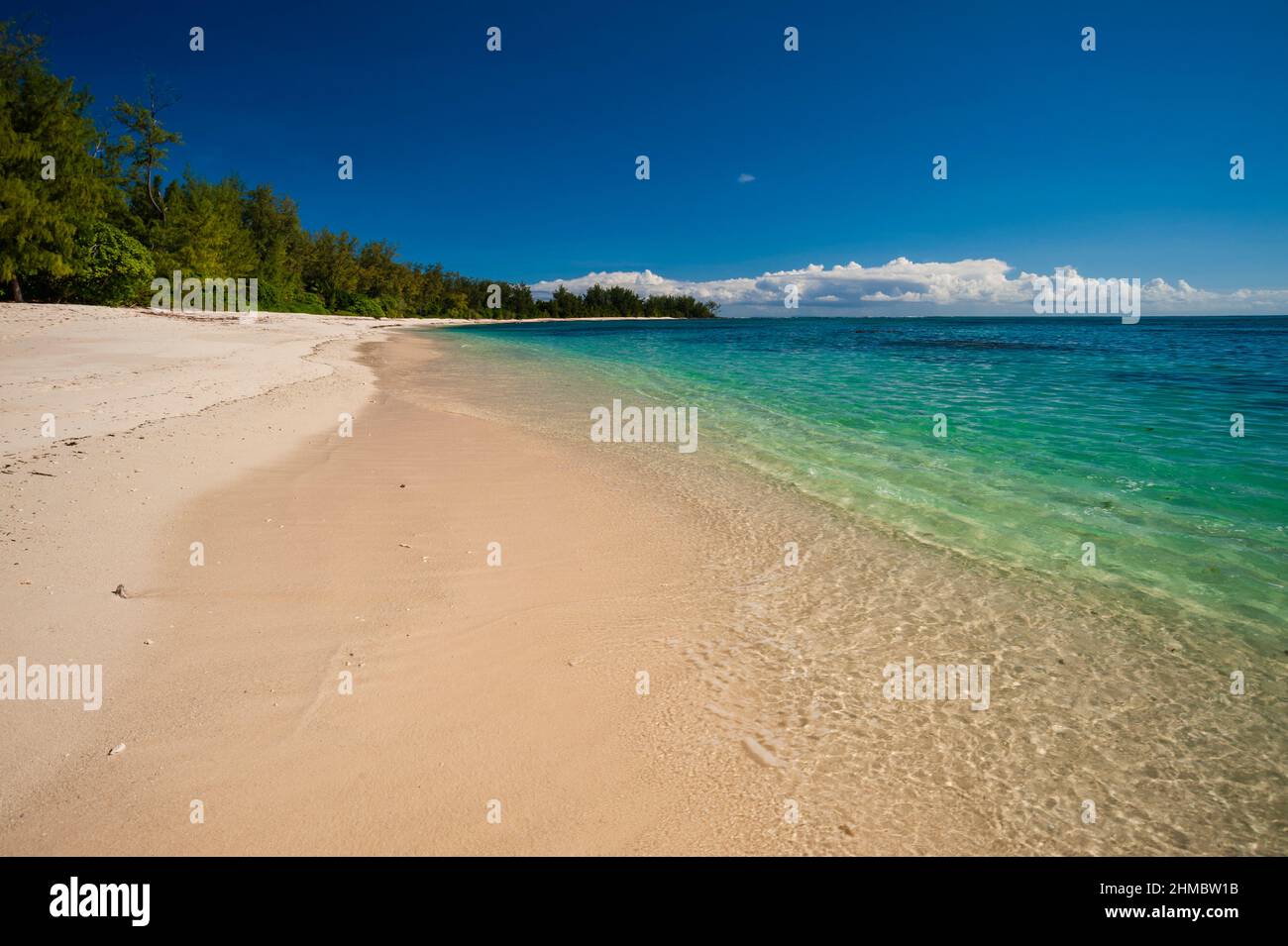 Sandy tropical beach Stock Photo - Alamy