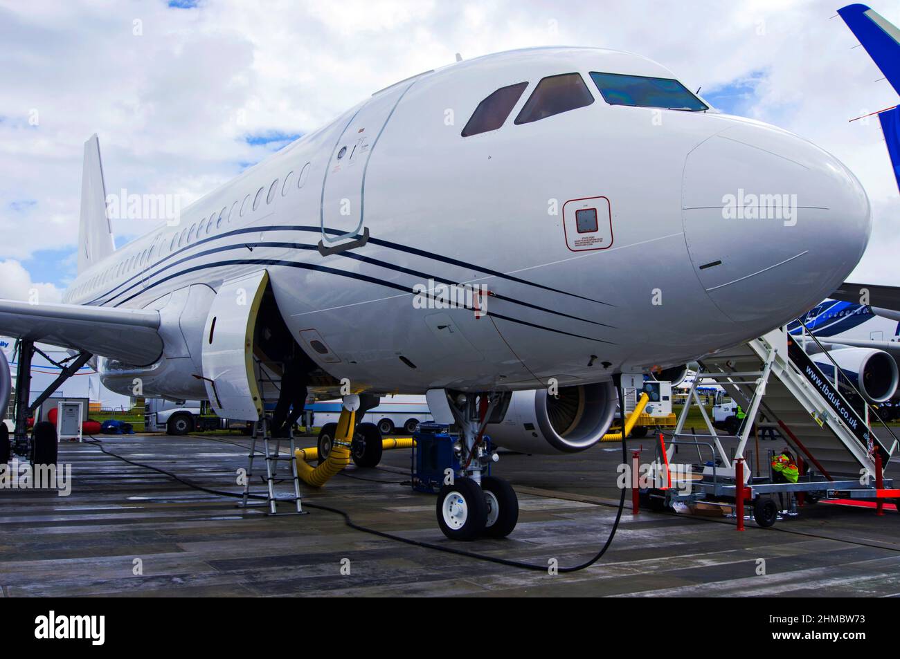 Passenger aircraft being serviced Stock Photo - Alamy