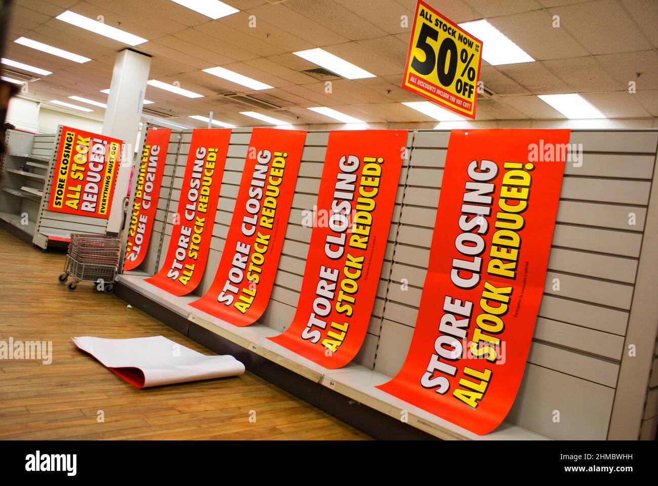 Store closing concept Stock Photo - Alamy