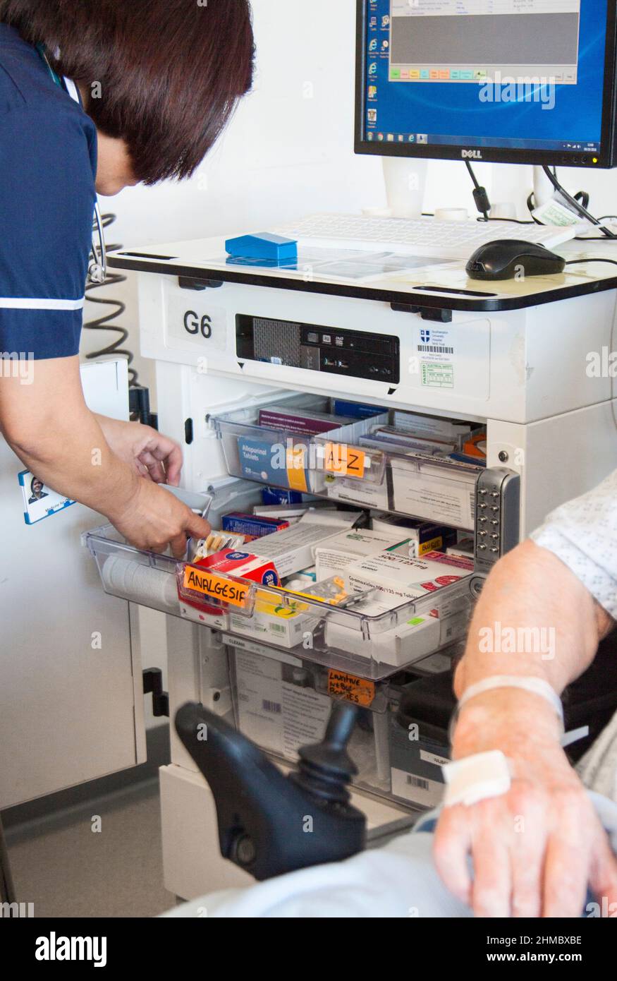 Hospital nurse preparing medication Stock Photo - Alamy