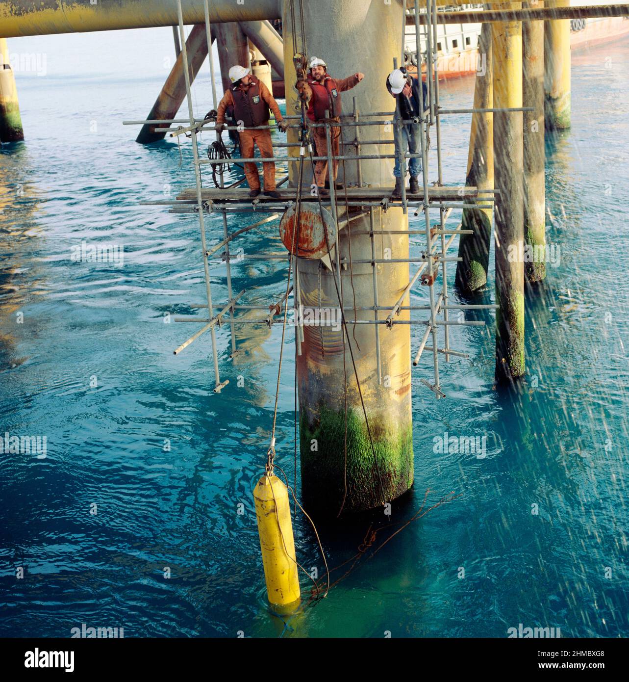 Riggers on North Sea oil platform Stock Photo - Alamy