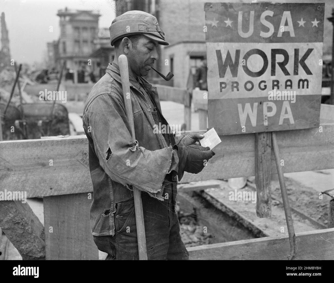 WPA worker looking at his paycheck, 1939 Stock Photo - Alamy