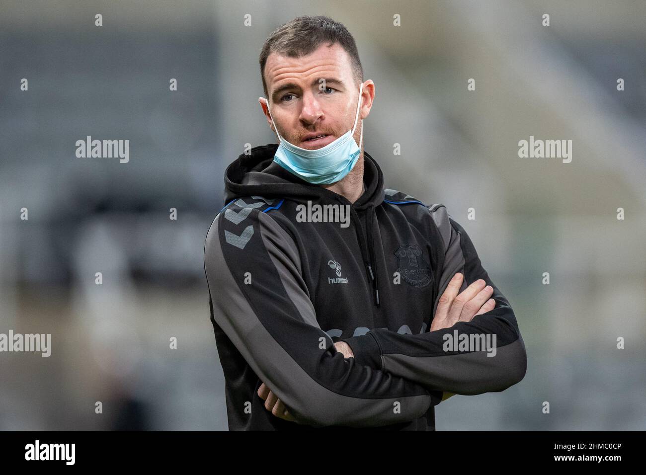 Andy Lonergan #31 of Everton during the pre match pitch inspection ...