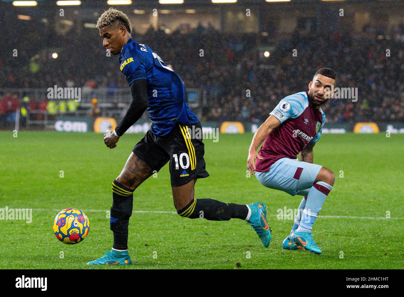 Marcus Rashford #10 of Manchester United makes a break with the ball ...