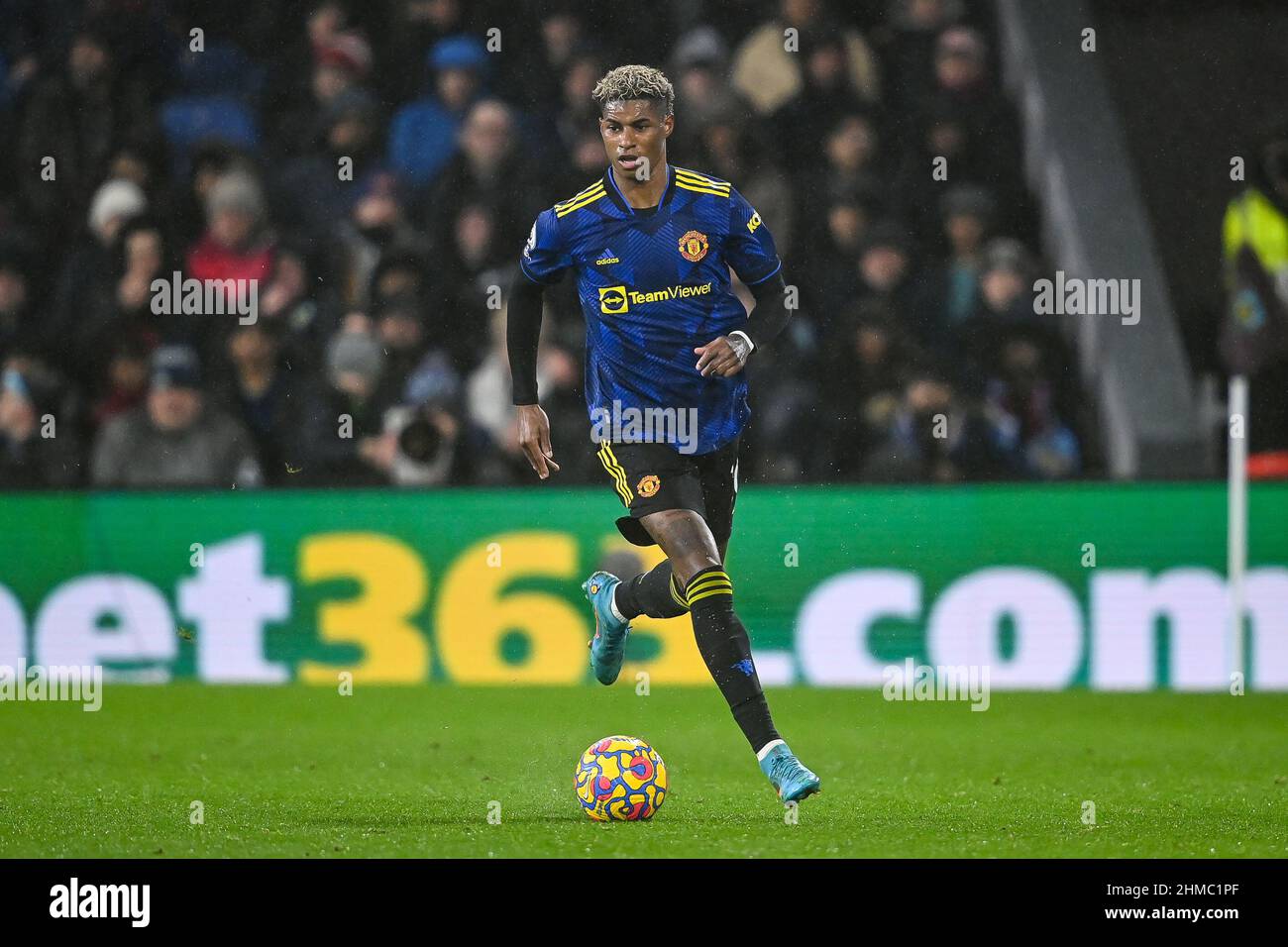 Marcus Rashford #10 of Manchester United makes a break with the ball in ...