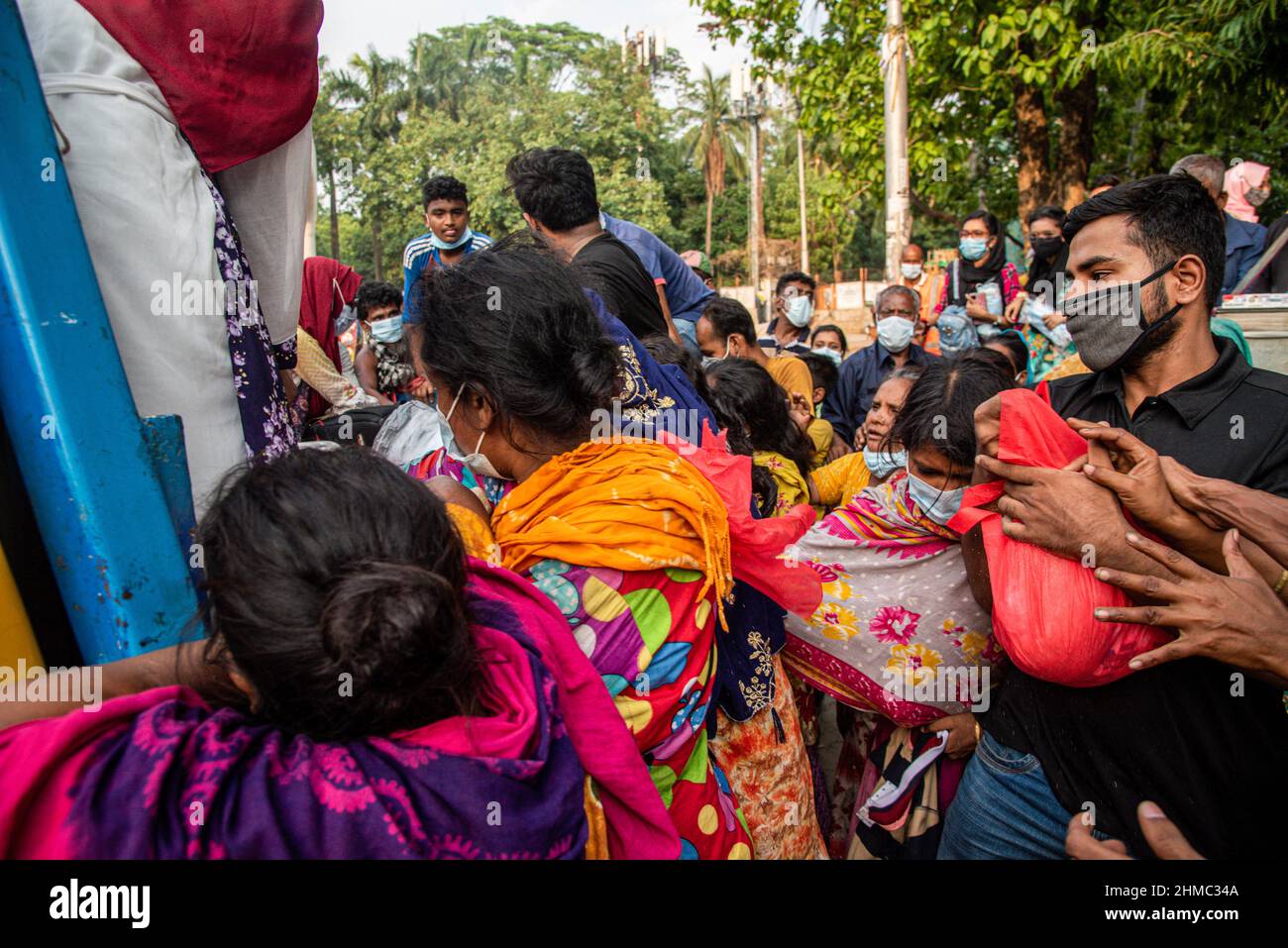 Dhaka, Bangladesh. 7th May, 2021. Poor people struggle to receive food ...