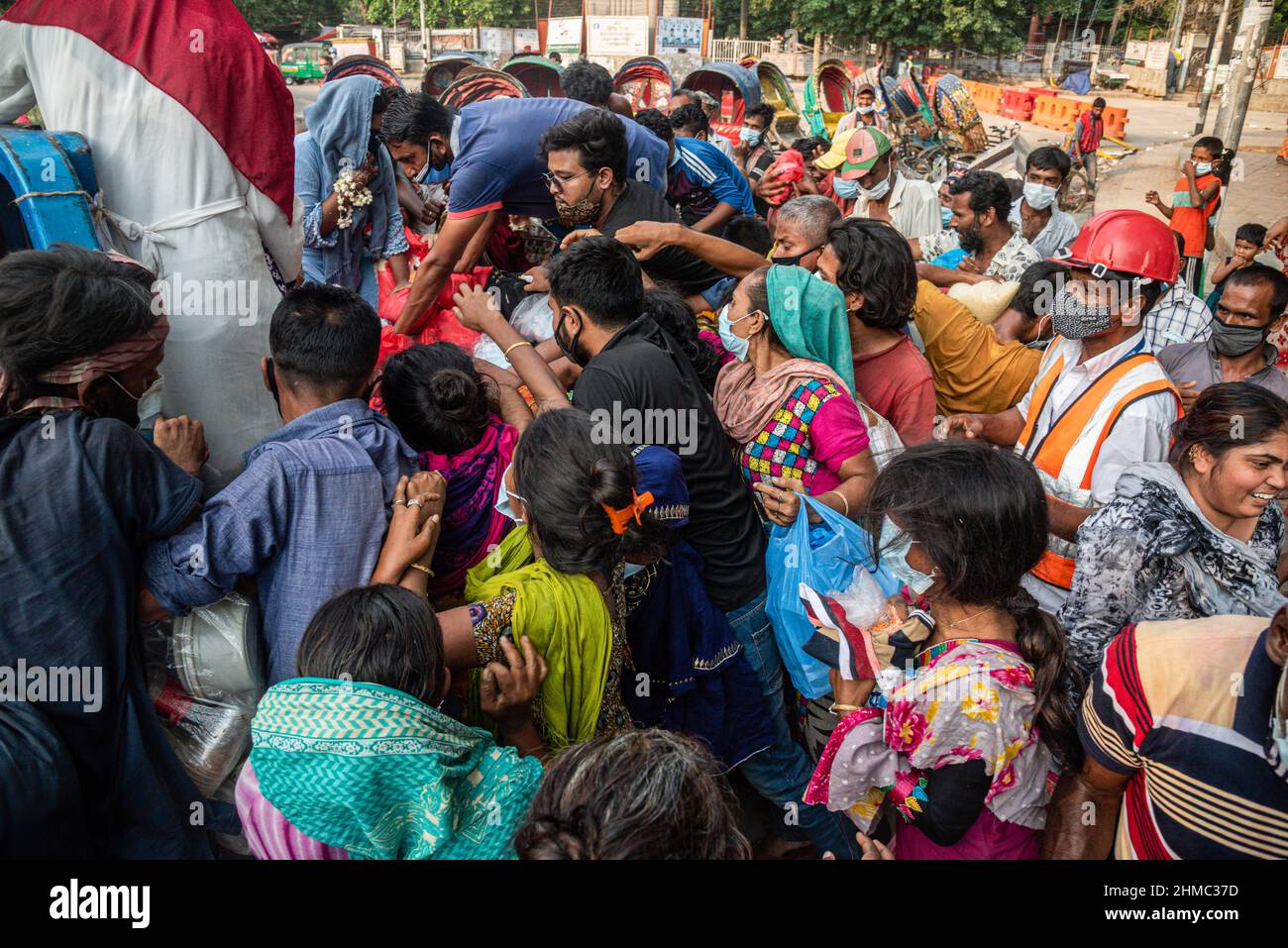 Dhaka, Bangladesh. 7th May, 2021. Poor people struggle to receive food ...