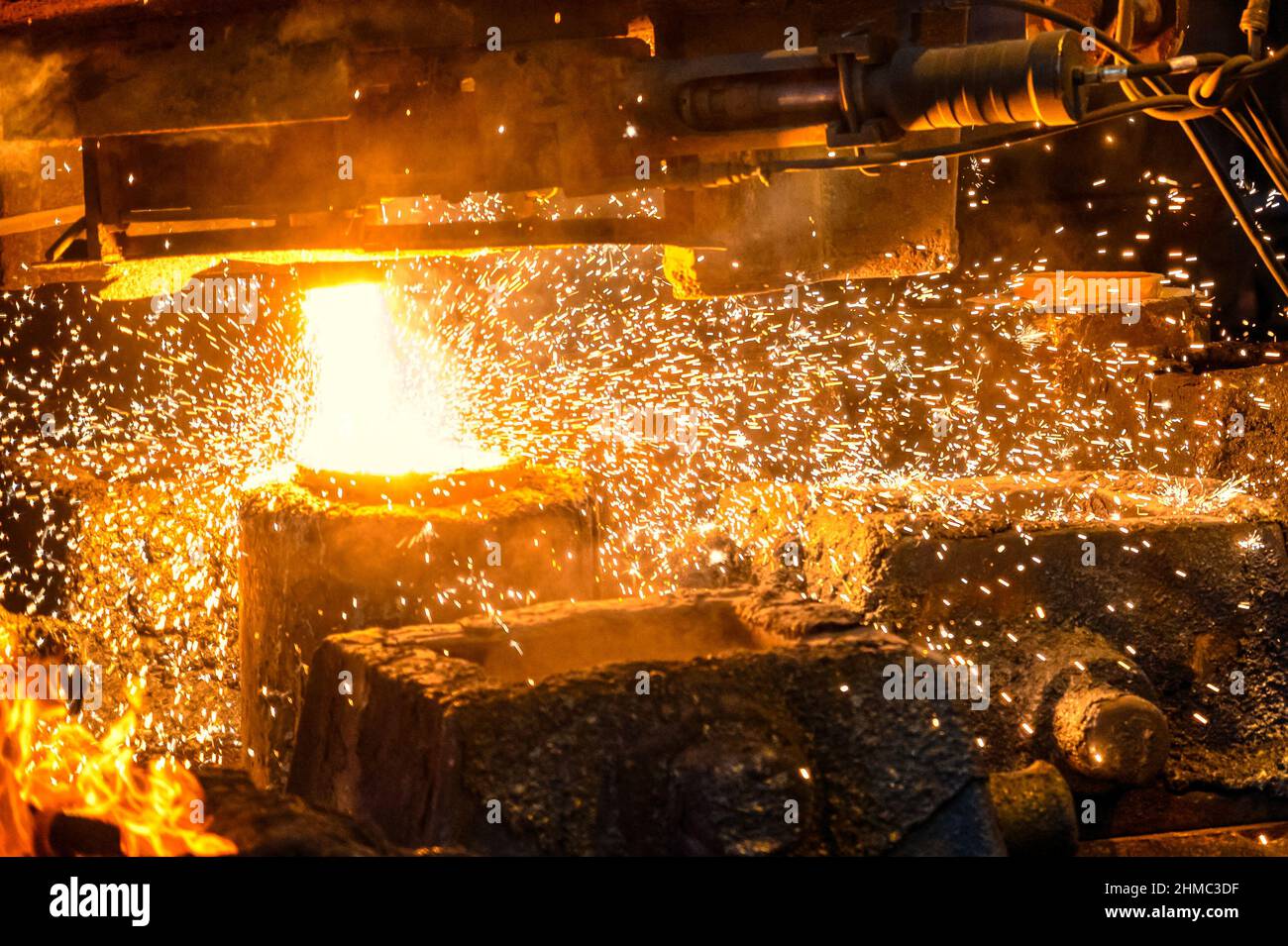 The process of filling liquid metal with steel molds Stock Photo - Alamy