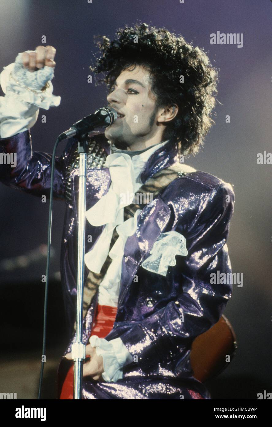 LOS ANGELES, CA - FEBRUARY 1985: American singer, songwriter, musician ...