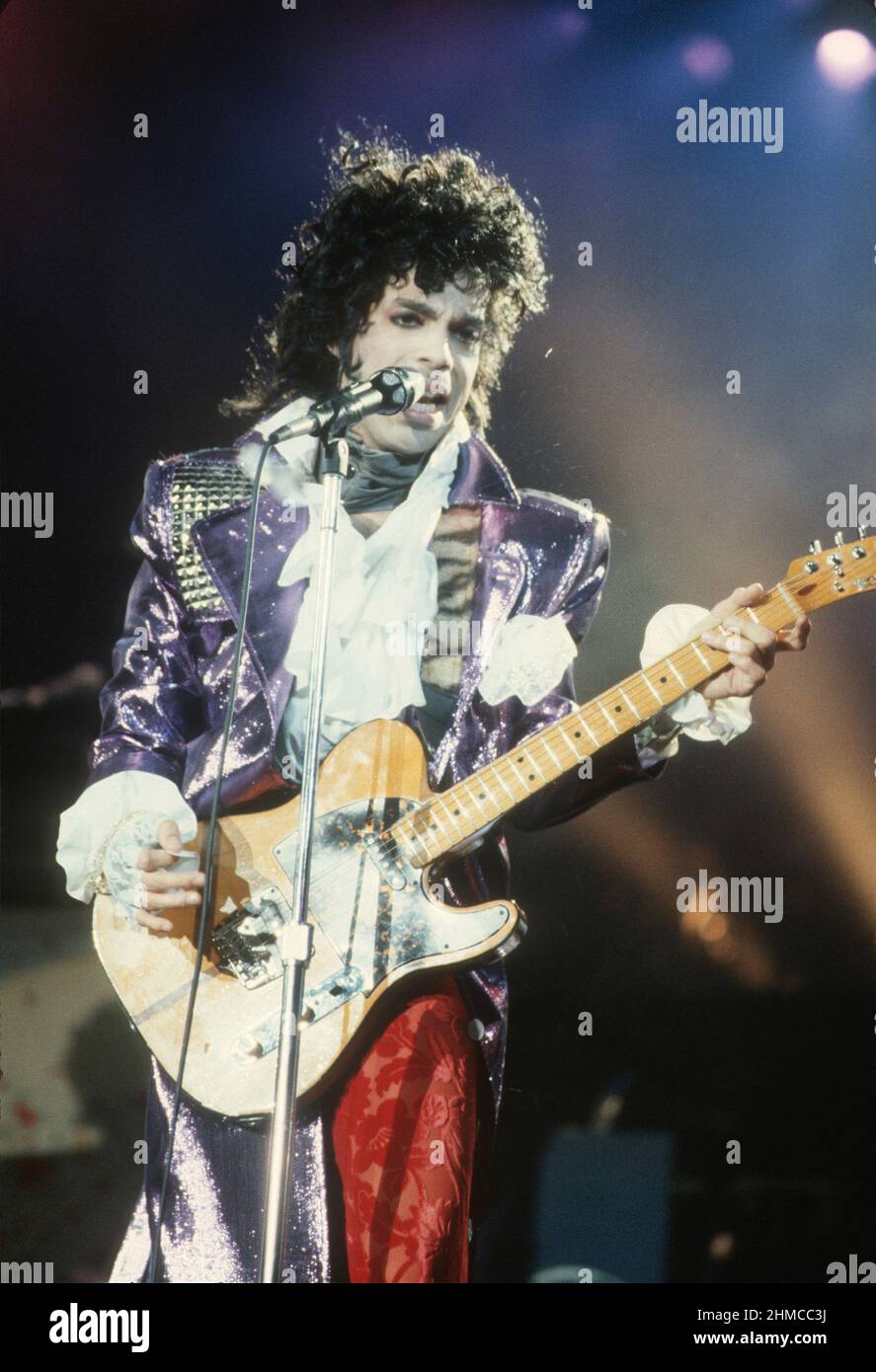 LOS ANGELES, CA - FEBRUARY 1985: American singer, songwriter, musician ...