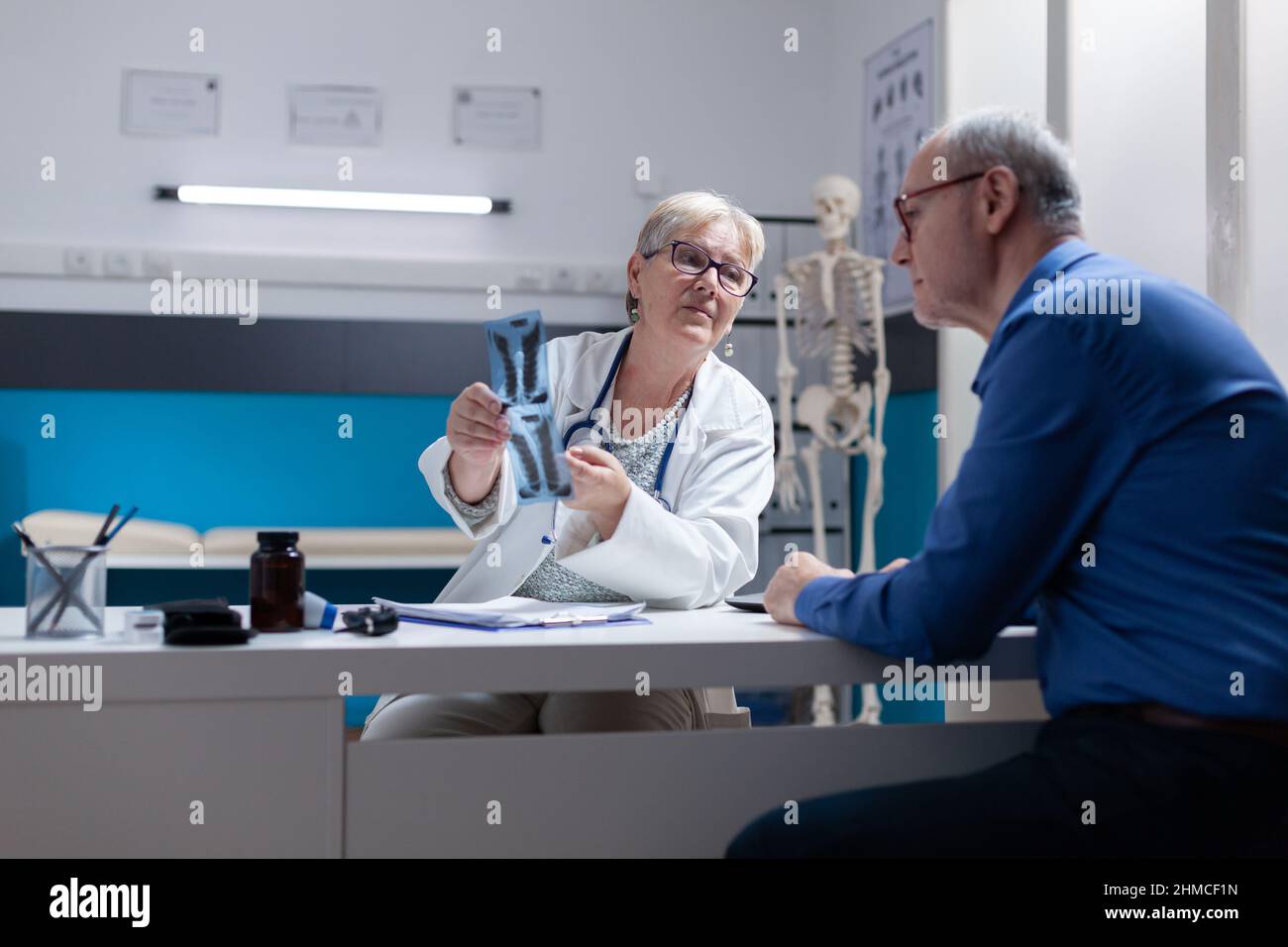 Doctor explaining x ray results hi-res stock photography and images - Alamy
