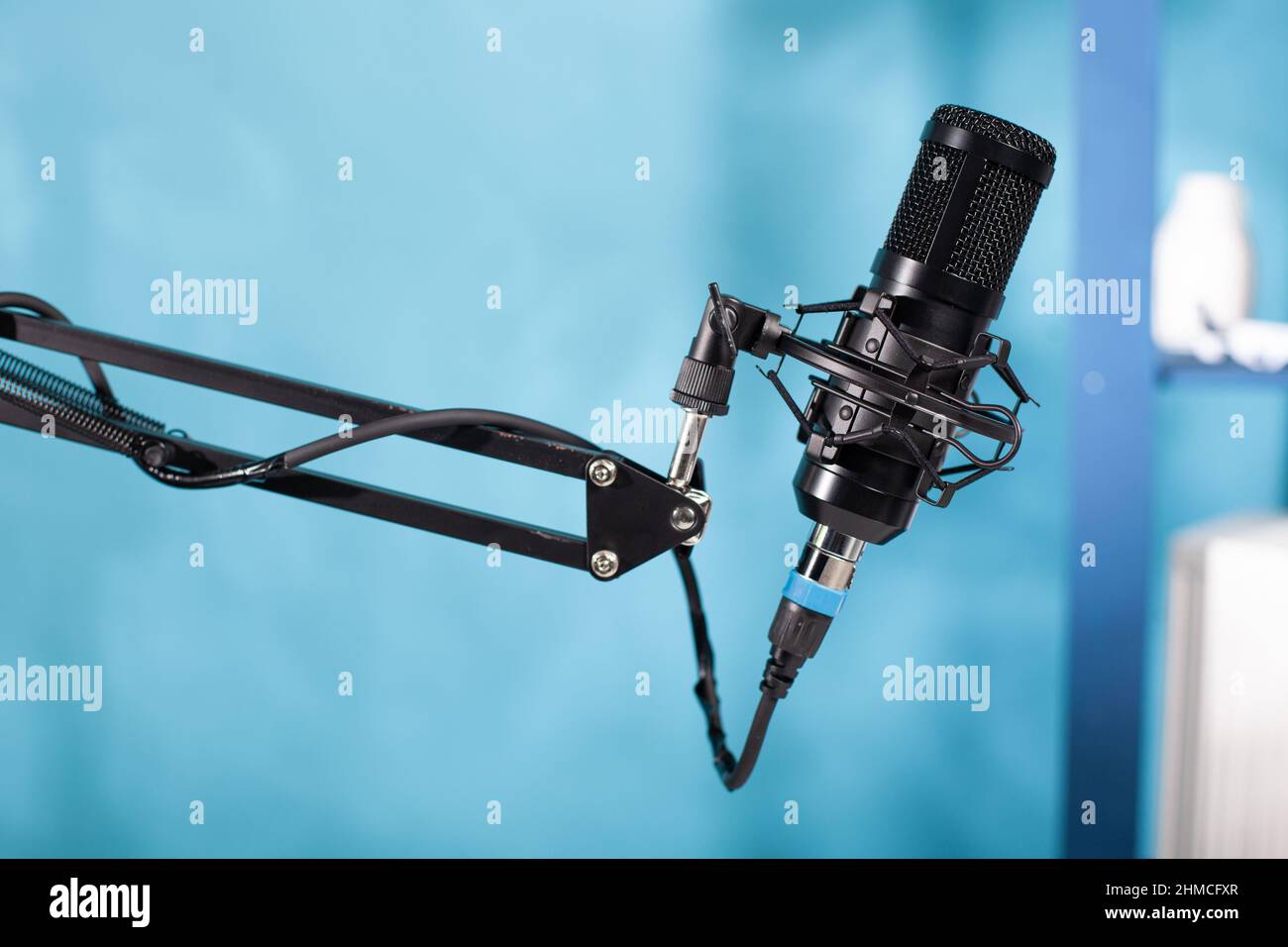 Boom mic hi-res stock photography and images - Alamy