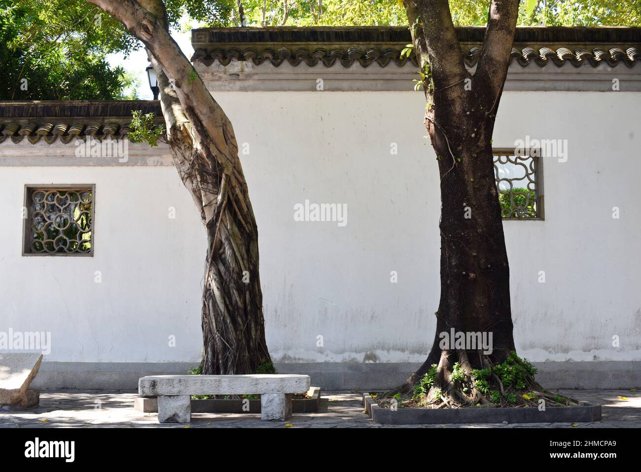 White wall window tiles hi-res stock photography and images - Alamy