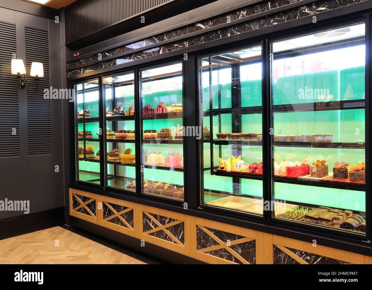 Cabinet with birthday cakes in the bakery Stock Photo - Alamy